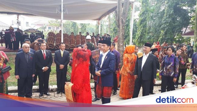 Jokowi Disambut Tortor Mundur di Puncak Pesta Adat Kahiyang-Bobby