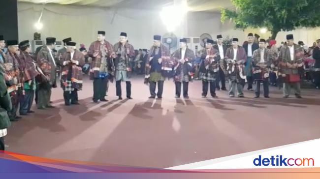 CT Ikut Manortor di Pesta Adat Kahiyang-Bobby