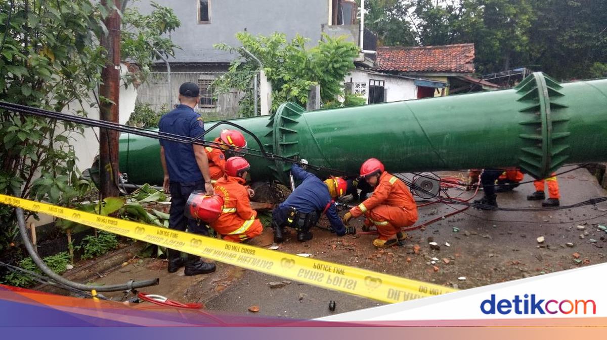Penampakan Tower BTS yang Roboh dan Timpa 3 Rumah di Cipayung
