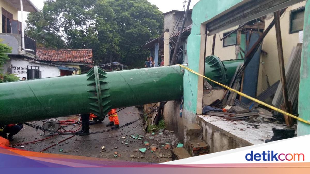 Tower BTS Roboh di Cipayung, Timpa 3 Rumah