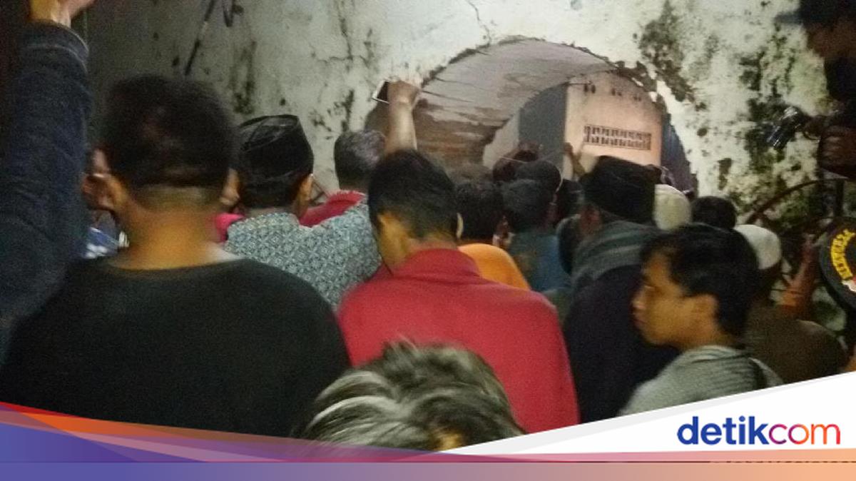 Sultan HB X Lakukan Jejak Beteng, Batu Bata Pun Jadi Rebutan Warga