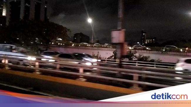 Long Weekend, Tol Grogol-Cawang Macet 12 Km
