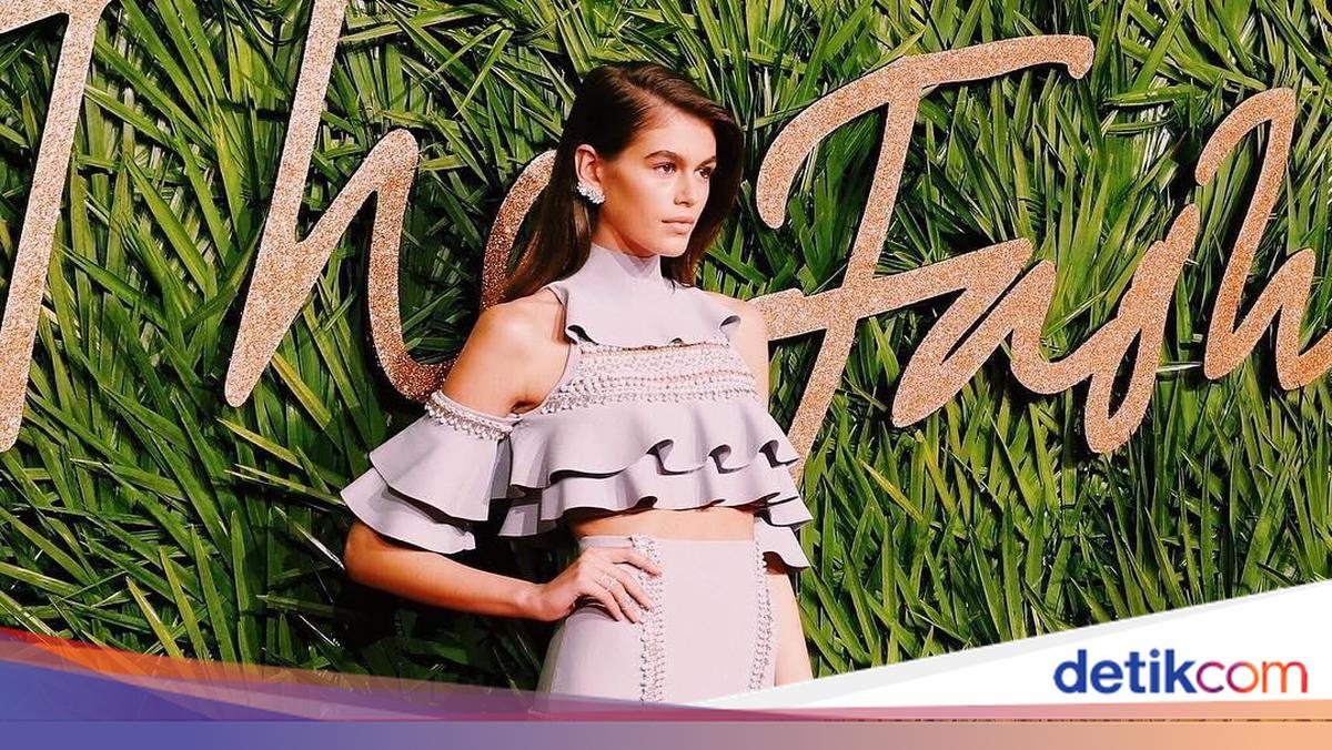 Gaya Kaia Gerber Pamer Perut Rata di Red Carpet