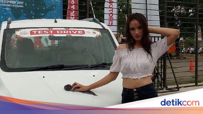 Cewek Seksi Cuci Mobil dan Pameran Otomotif Makassar