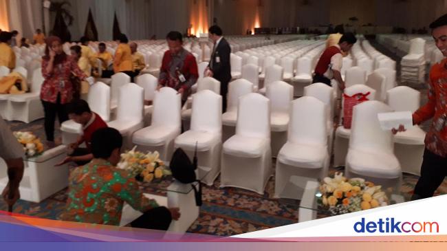 Bukan Sofa VVIP, Ini Kursi Pilihan Jokowi untuk Munaslub Golkar