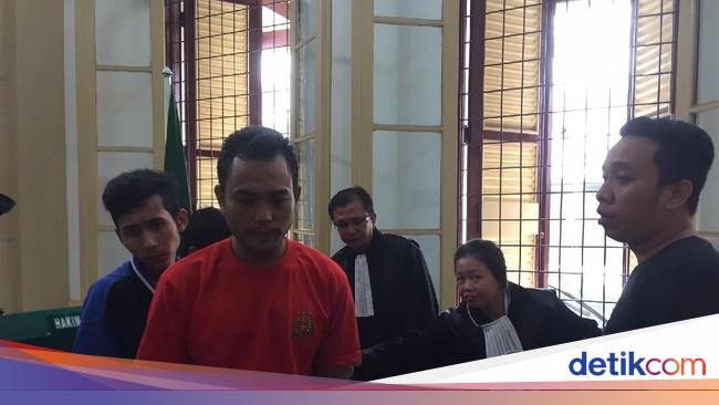 Divonis Mati, Pembunuh Sekeluarga di Medan Menangis Divonis Mati, Pembunuh Sekeluarga di Medan Menangis