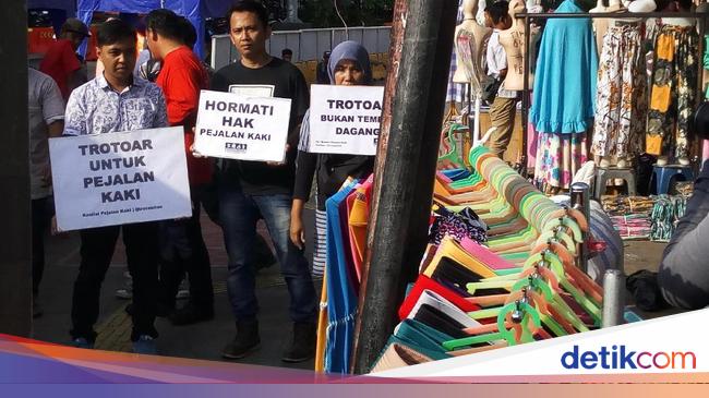 Koalisi Pejalan Kaki Protes Trotoar Tanah Abang Belum Steril Koalisi Pejalan Kaki Protes Trotoar Tanah Abang Belum Steril
