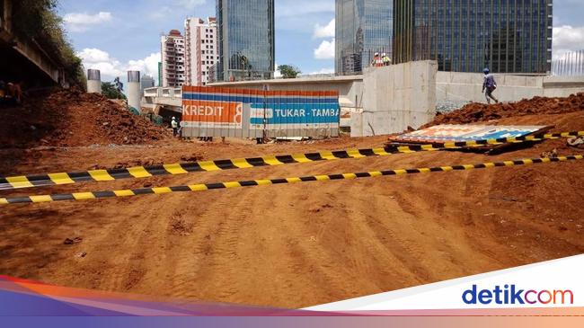 Polisi Selidiki Penyebab Robohnya Girder Proyek di Antasari Polisi Selidiki Penyebab Robohnya Girder Proyek di Antasari