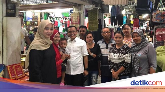 Senyum Azwar Anas yang Didampingi Istri Saat Berkunjung ke Pasar