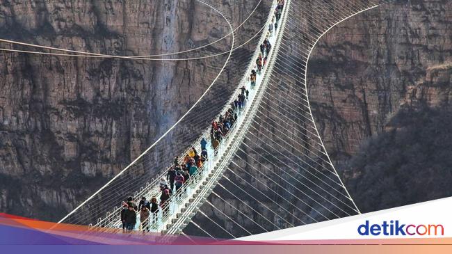 Ngeri-ngeri Sedap, Jembatan Kaca Terpanjang di Dunia Ini Bisa Goyang Ngeri-ngeri Sedap, Jembatan Kaca Terpanjang di Dunia Ini Bisa Goyang