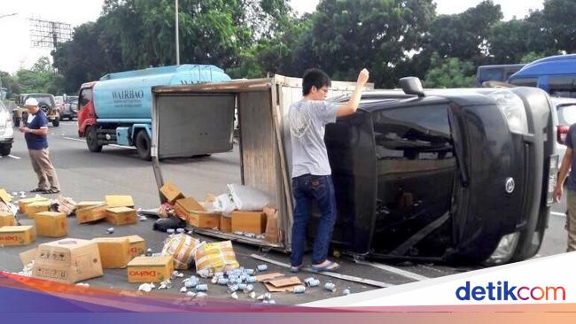 Mobil Box Pembawa Sembako Terguling di Tol Jagorawi