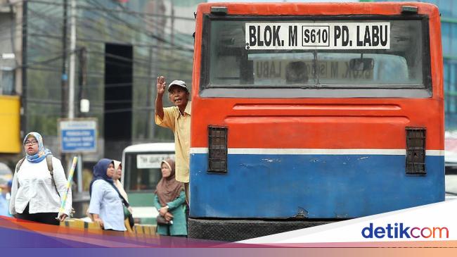 Melihat Kepulan Asap Metro Mini dan Kopaja yang Hampir Mati