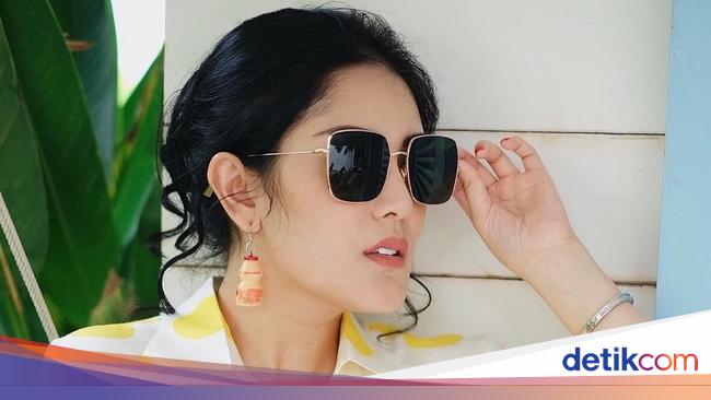 Foto: Gaya Unik Nindy Ayunda Pakai Anting Yakult dan Beng Beng, Yay or Nay?