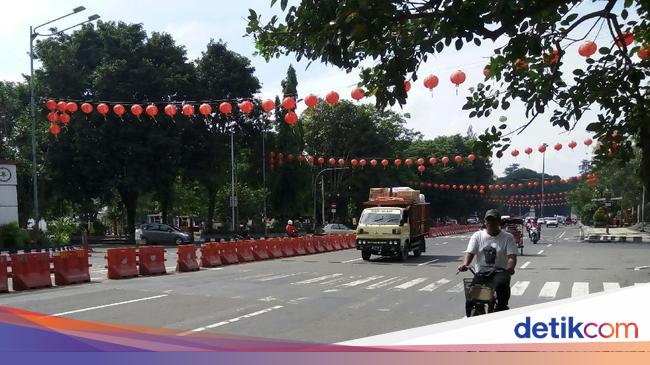 Ribuan Lampion Mulai Dipasang Menjelang Imlek di Solo Ribuan Lampion Mulai Dipasang Menjelang Imlek di Solo