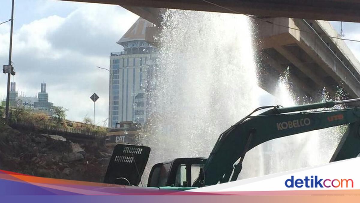 Air PDAM Menyembur di Area Proyek Tol Depok-Antasari