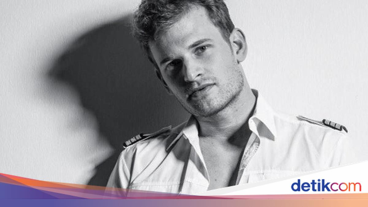 Daftar Pilot-pilot Ganteng di Dunia, Kepoin Ah...