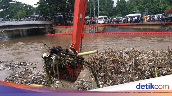 700 Ton Sampah Diangkut dari Sungai Ciliwung 700 Ton Sampah Diangkut dari Sungai Ciliwung