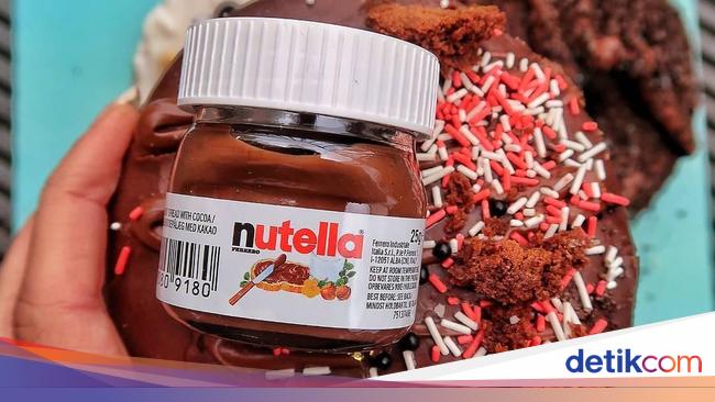 Yummy! Donat Ini Diberi Topping Brownies Nutella dan Botol Nutella Mini!