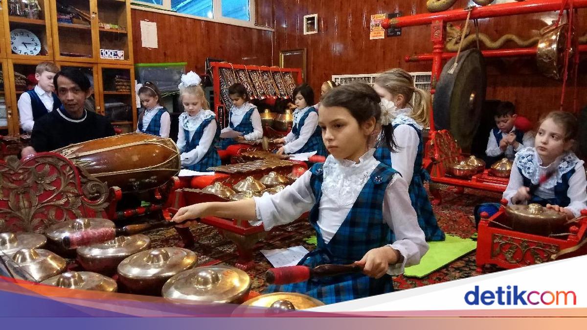 Saat Anak-anak Rusia Belajar Mainkan Gamelan