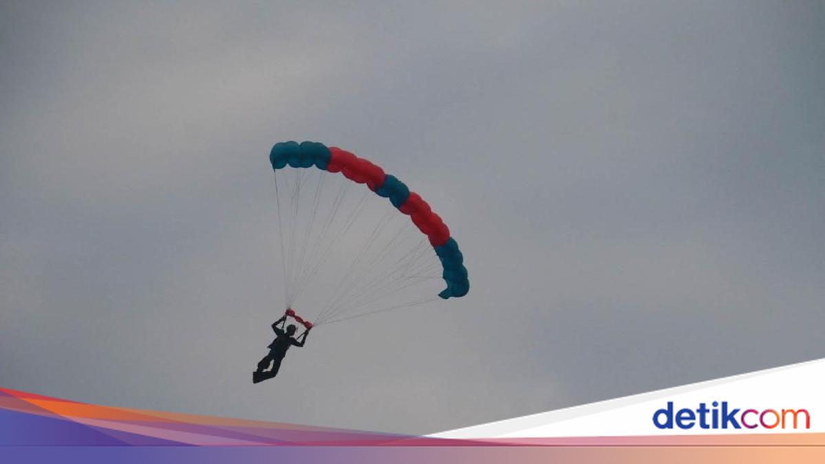 91 Prajurit Paskhas Lakukan Terjun Payung di Langit Aceh
