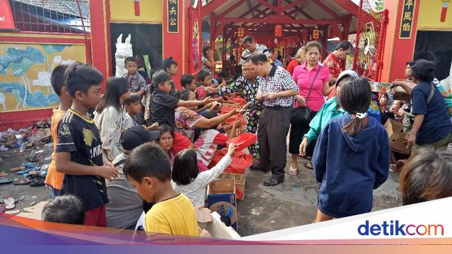 Imlek, Warga Berbagi Angpao di Vihara Bahtera Bhakti Ancol