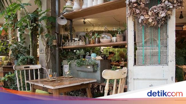 Nikmatnya Menghirup Matcha Latte dengan Suasana Kebun Bunga di Kafe Ini