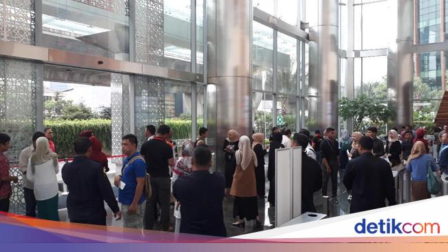 Yusuf Mansur Ajak Ratusan Orang Buka Tabungan di Bank Muamalat Yusuf Mansur Ajak Ratusan Orang Buka Tabungan di Bank Muamalat