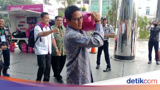 Pakai Batik, Sandi Angkat Tabung Gas