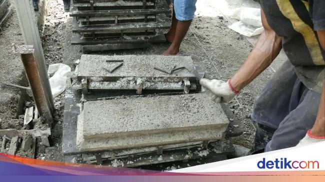 Melihat Pembuatan Bata Interlock dari Campuran Styrofoam di Banyumas