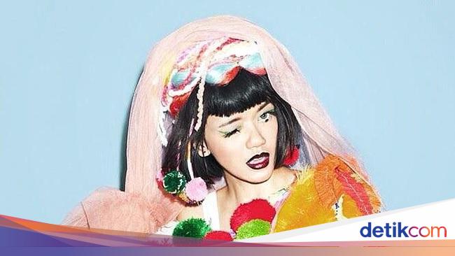 Foto: Gaya Nyentrik Dylan Sada, Model Indonesia yang Curhat Dipukuli ...