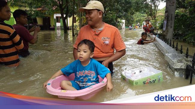 Banjir Terjang 7 Kecamatan Di Cirebon Ribuan Rumah Terendam