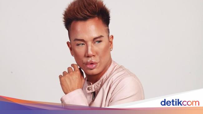 Terobsesi Jadi Boneka Ken, Pria Ini Rela Habiskan Rp 10 Juta Sebulan Terobsesi Jadi Boneka Ken, Pria Ini Rela Habiskan Rp 10 Juta Sebulan