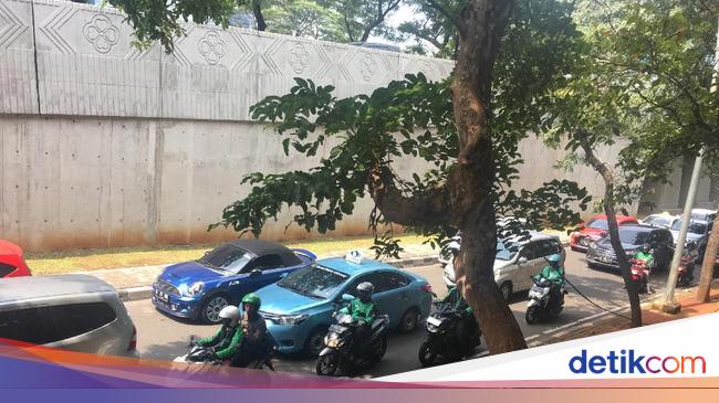 Ada Demo di DPR, Jalan Gatot Subroto Arah Slipi Macet