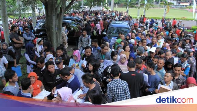 Ribuan Warga Jabar Antre Bikin e-KTP di IPDN Sumedang