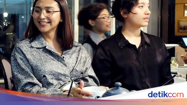 Cantik! Begini Gaya Mantan Artis Cilik Dena Rachman Saat Makan