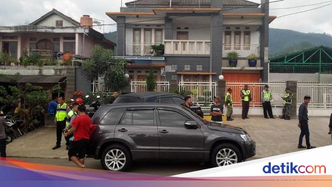 Polisi Sita Barbuk di Rumah Mewah Milik Pengoplos Miras Maut Polisi Sita Barbuk di Rumah Mewah Milik Pengoplos Miras Maut