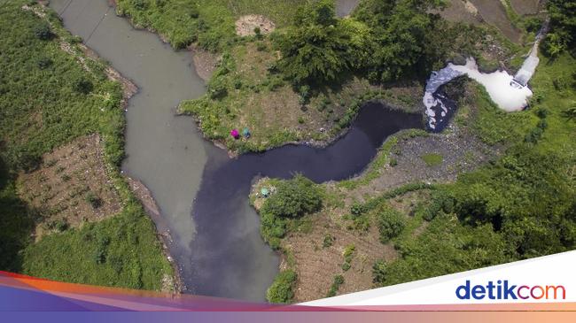 Penampakan Sungai Citarum yang Tercemar Limbah Industri