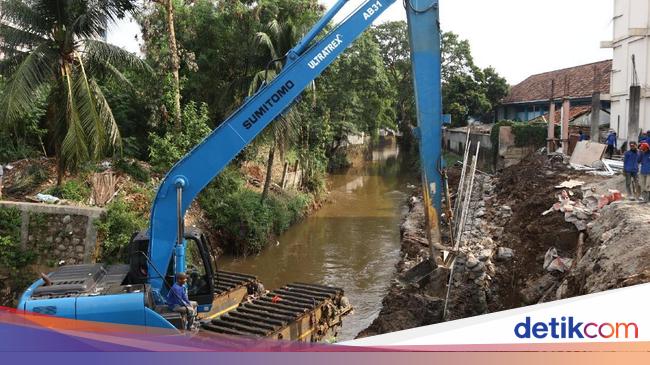 Pembuatan Turap di Tendean Square Dikebut