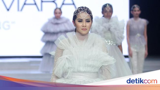 12 Koleksi Busana Barli Asmara yang Terinspirasi Era Renaissance