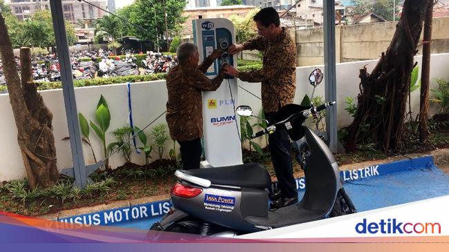 Tempat Ngecas Motor Listrik Pertama di Perkantoran Jakarta