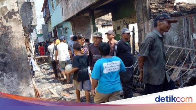 Korban Kebakaran Tambora Mulai Bersihkan Puing-puing Rumah