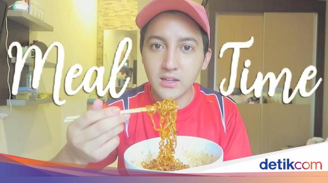 Gantengnya Youtuber Aron Ashab Saat Makan Pizza dan Masak di Dapur