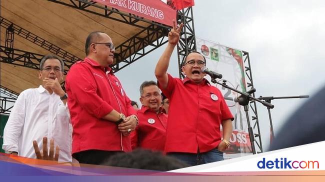 Foto: Ruhut Sitompul Berseragam PDIP Tapi Masih Ngaku Kader PD Foto: Ruhut Sitompul Berseragam PDIP Tapi Masih Ngaku Kader PD