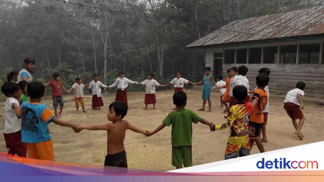2 Guru SD di Suku Pedalaman Riau Hanya Tamatan SD