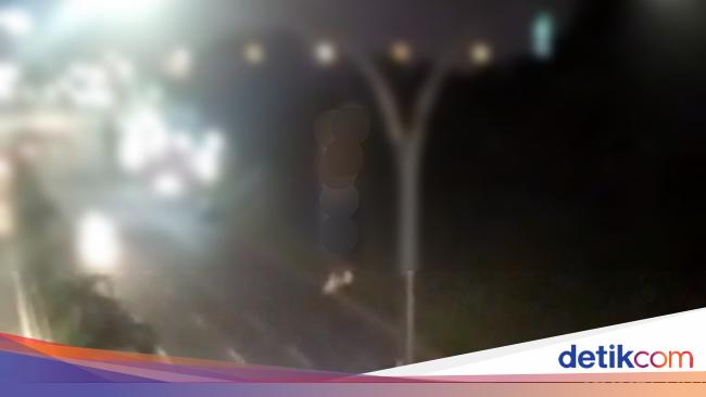 Pria Gantung Diri di Tiang Lampu Tol Pasar Rebo