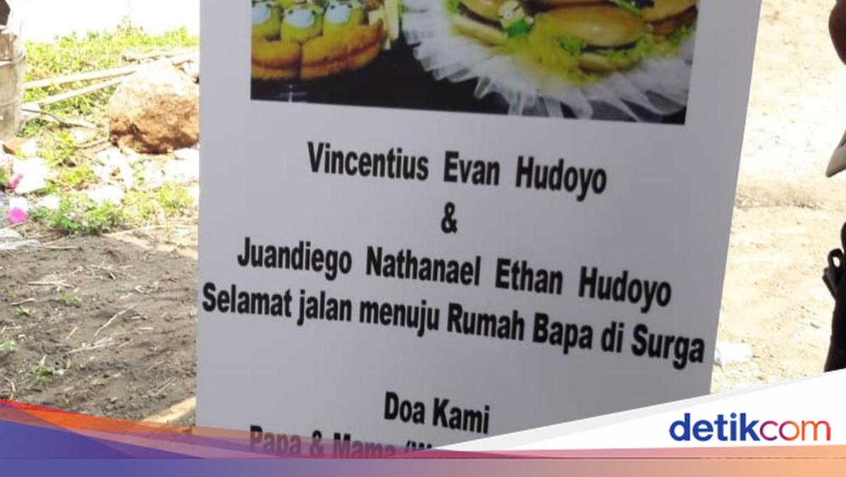 Air Mata Menetes Saat Jenazah Korban Bom Evan-Nathan Dimakamkan