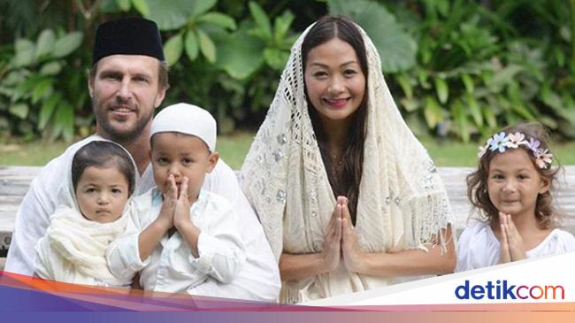 Kisah Selebriti Indonesia Yang Menikah Dengan Bule Mualaf