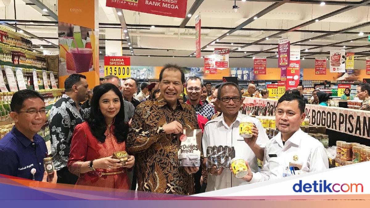 Senyum Semringah CT saat Resmikan Transmart Yasmin Bogor