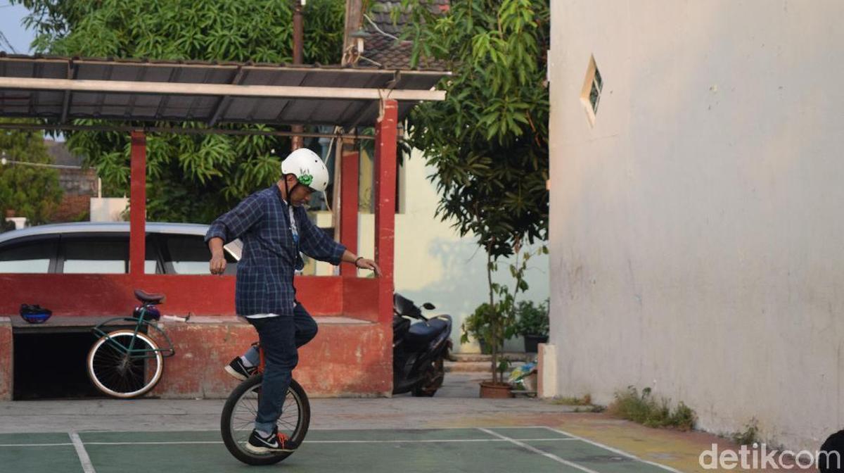 Cerita Tedy, Disangka Pemain Sirkus karena Hobi Naik Sepeda Roda Satu