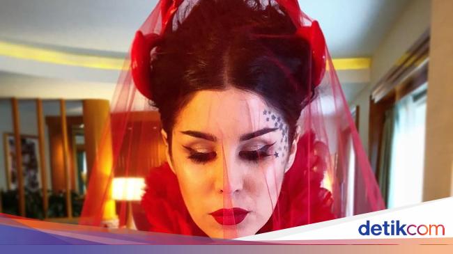 Seram... Artis Hollywood Ini Berdandan Mirip Setan China Saat Menikah